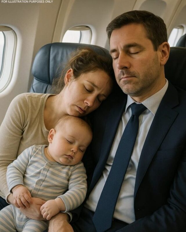 Uitgeputte moeder en haar baby vallen in slaap op de schouder van een ...